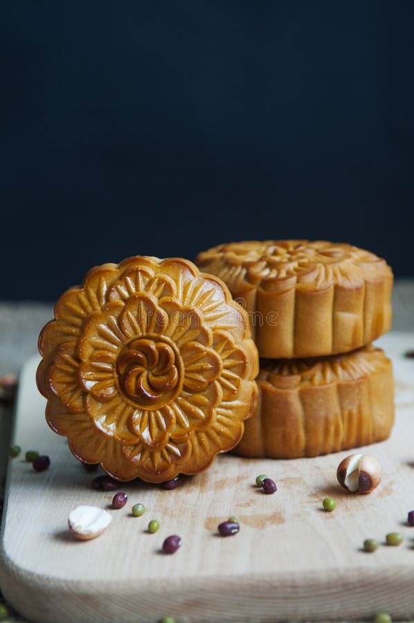 Bolos tradicionais da lua imagem de stock. Imagem de delicioso - 77240445