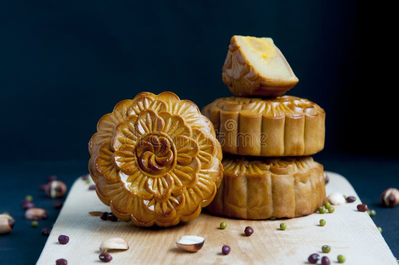 Bolos tradicionais da lua foto de stock. Imagem de delicioso - 77048502