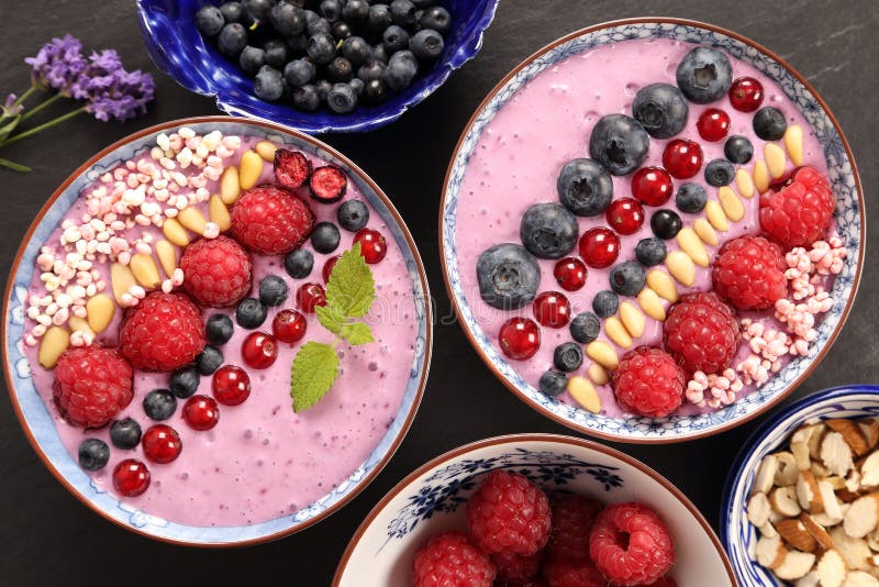 Bols de Smoothie photo stock. Image of gourmet, bleu - 122145312
