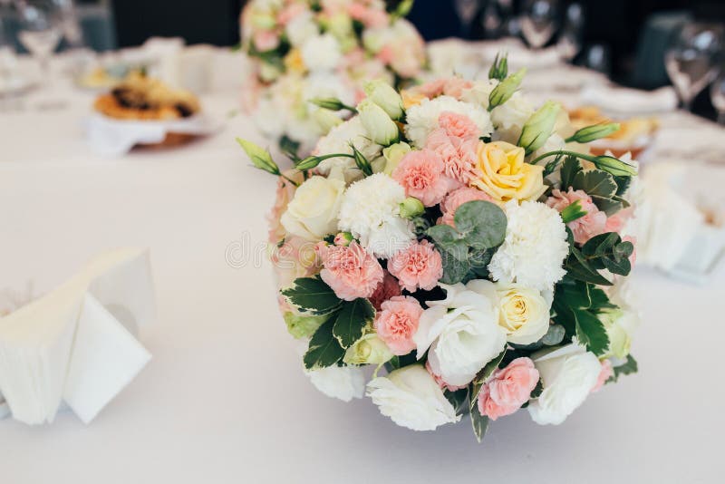 Bom vaso de flores foto de stock. Imagem de cortina - 179000054