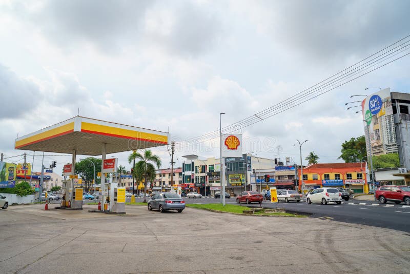 Bomba De Gasolina Numa Cidade Movimentada Foto de Stock Editorial ...