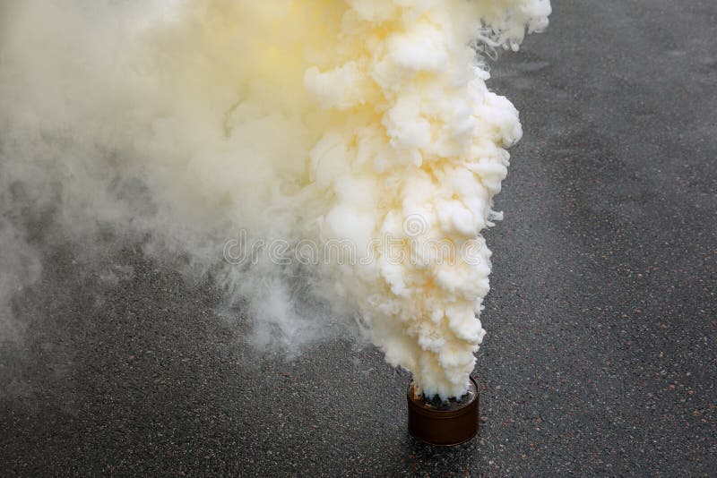Bomba de humo Fuming foto de archivo. Imagen de contamine - 87114276