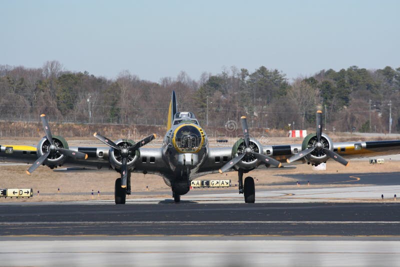 Bombardier de b17 ww2 image stock. Image du avion, bombardier - 1381363