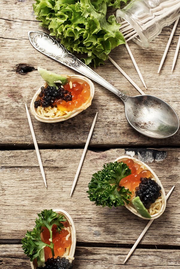 Bombas Del Bocado Con El Caviar Rojo Y Negro Imagen de archivo - Imagen ...