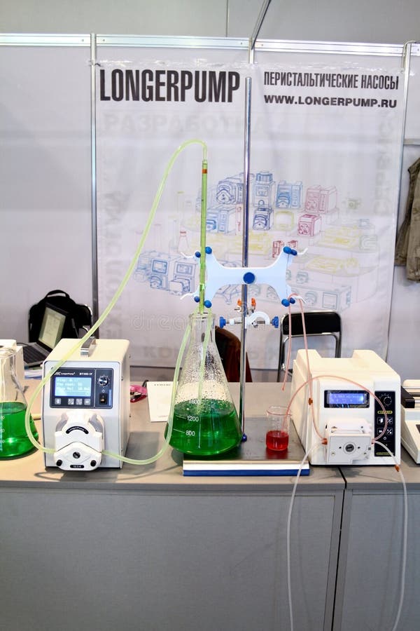 Bombas Peristálticas De Longerpump Y Frascos Foto de archivo editorial - Imagen de médico ...
