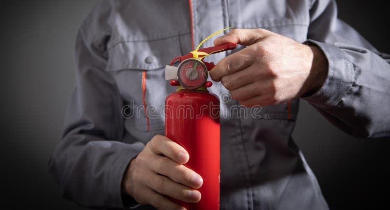 Bombero Caucásico Sostiene Extintor De Incendios Foto de archivo ...