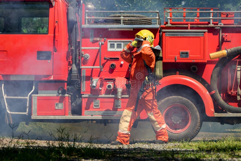 Bombero Con Equipo En Traje Totalmente Protector Foto de archivo ...