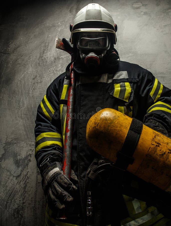 Bombero en uniforme imagen de archivo. Imagen de hacha - 108441745