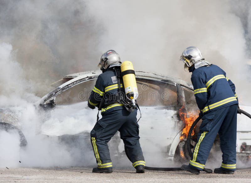 Bombero Que Pone Hacia Fuera Foto de archivo - Imagen de uniforme ...