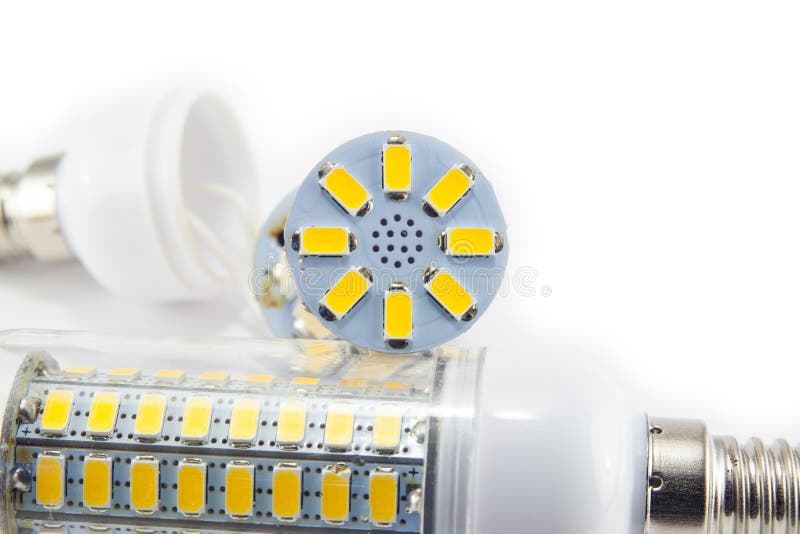 Bombilla Del LED Aislada En El Fondo Blanco Imagen de archivo - Imagen ...
