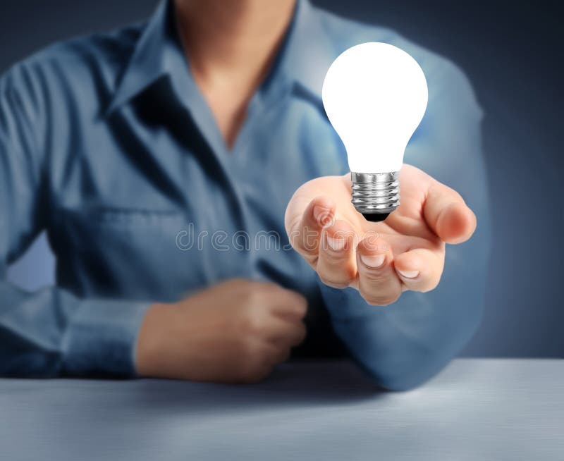 Bombilla en una mano stock de ilustración. Ilustración de concepto ...