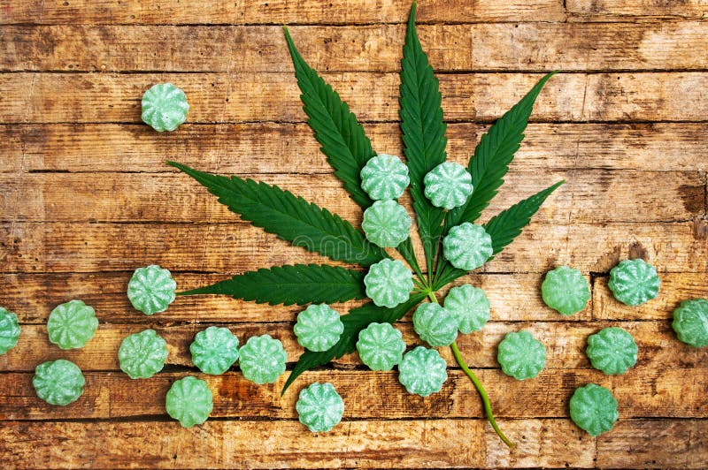 Bombons Do Cannabis E Folhas Da Marijuana Em Uma Tabela Imagem de Stock ... Bombons Do Cannabis E Folhas Da Marijuana Em Uma Tabela Imagem de Stock ...