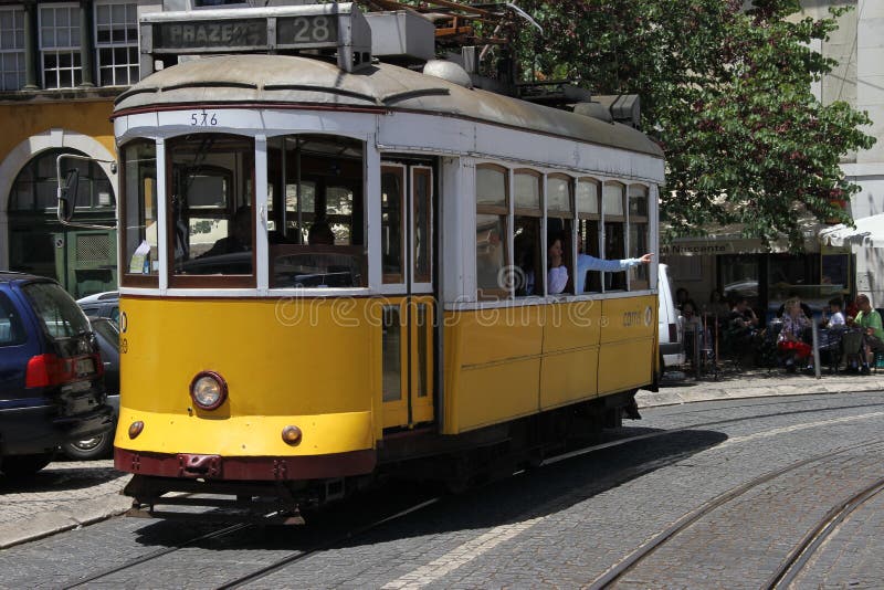 Bonde Tradicional Em Lisboa Foto Editorial - Imagem de curso, bonde ...