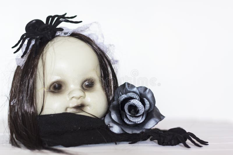 Boneca Assustadora Com Aranhas E Rosa Preta Tema Halloween Foto de ...