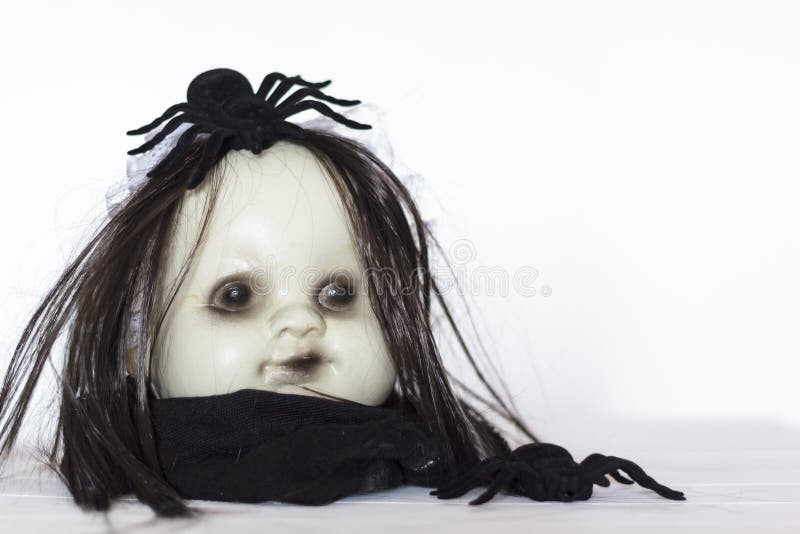 Boneca Assustadora Com Aranhas Em Fundo Branco. Tema Halloween Foto de ...