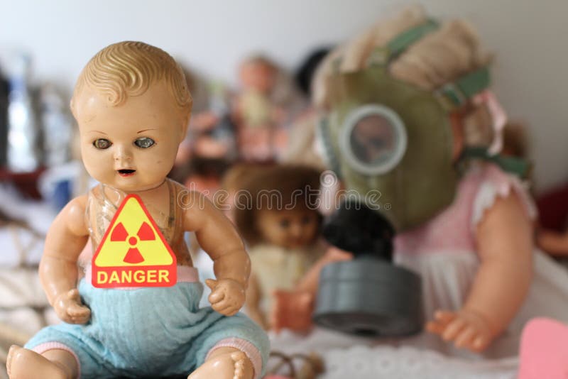 Boneca Assustadora Mostrando Sinal De Radioatividade Imagem de Stock ...