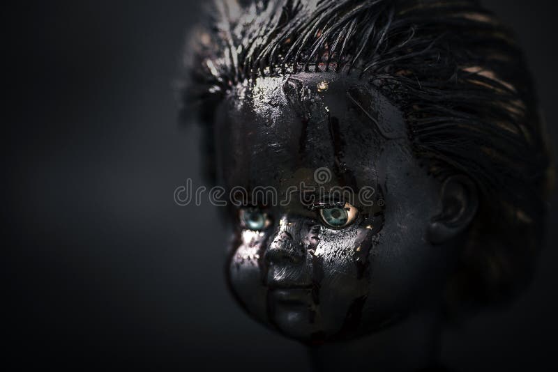 Boneca Assustadora No Escuro Foto de Stock - Imagem de vivo, susto ...