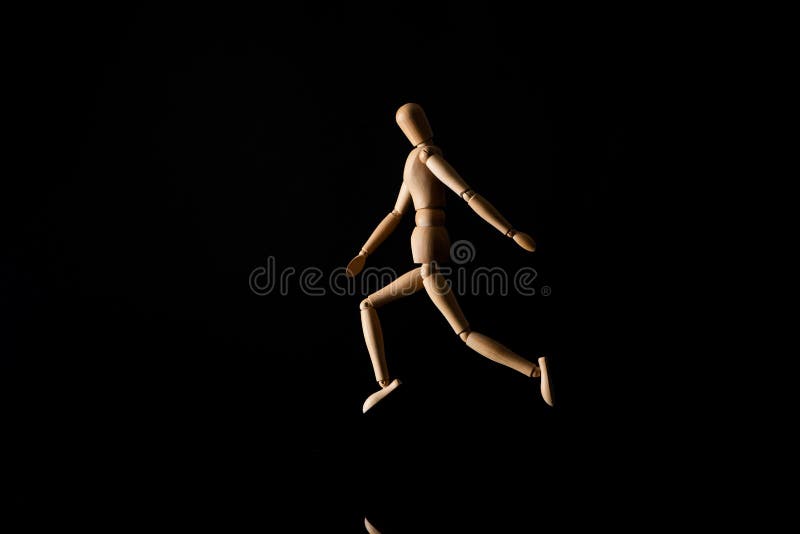 Boneca De Madeira Imitando Correndo Imagem de Stock - Imagem de fundo ...