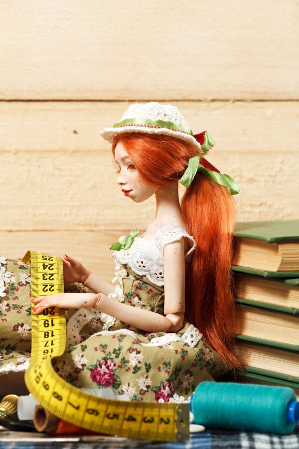 Boneca e linha foto de stock. Imagem de cabelo, articulado - 112677782