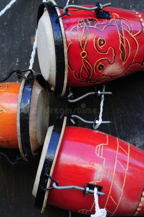 Instrument De Percussion Cubain - Bongo Image stock - Image du culture ...