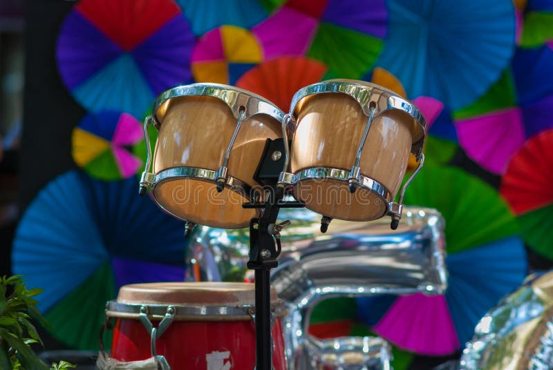Bongos, Bongotrommel stockfoto. Bild von band, schlagen - 58502116
