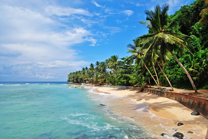 Bonita Playa De La Isla De Marore Imagen de archivo - Imagen de nubes ...