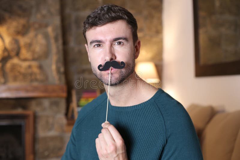 Bonitinho Segurando Um Bigode De Estilo Vintage Falso Foto de Stock ...