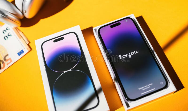 Bonjour Text on the New Apple Computers IPhone 14 Pro during Initial ...