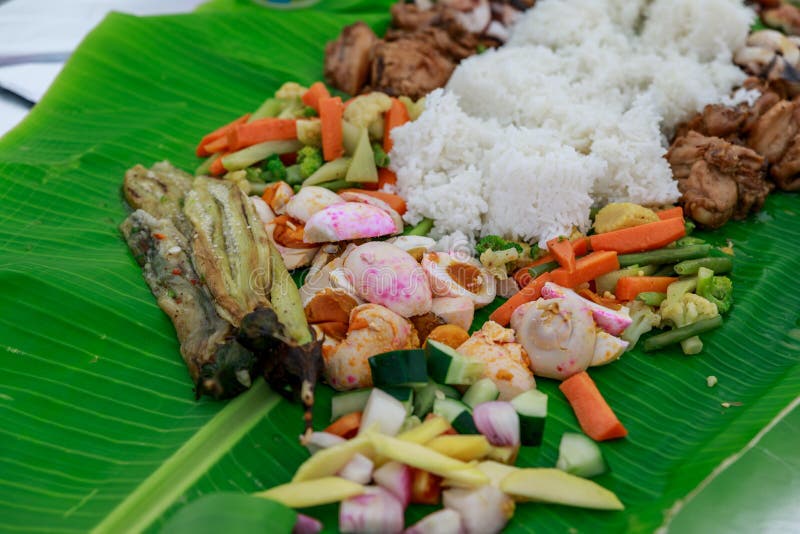 Boodle Fight, Philippine Culture Stock Image - Image of hand, seafood ...