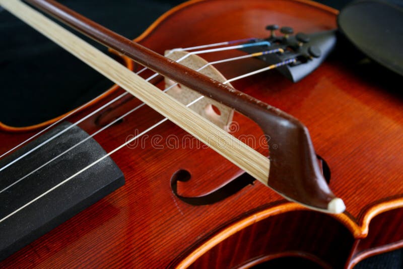 Boog en viool stock afbeelding. Image of zwart, instrument - 4993715