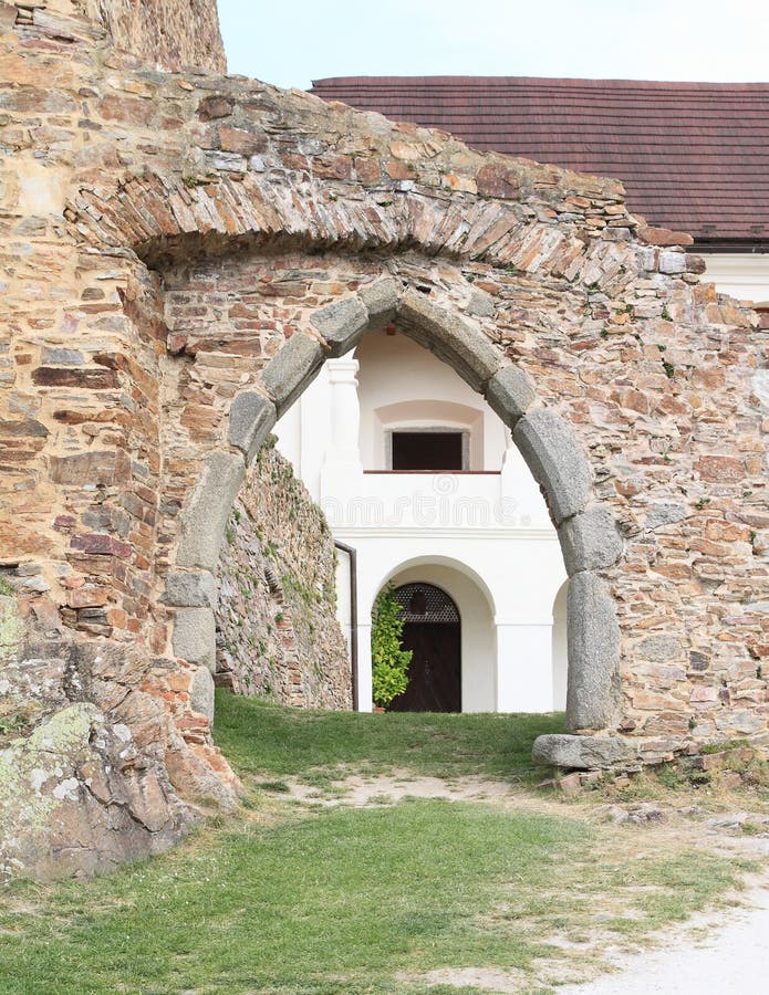 Boog in Gebroken Muur Op Velhartice-Kasteel Stock Foto - Image of ...