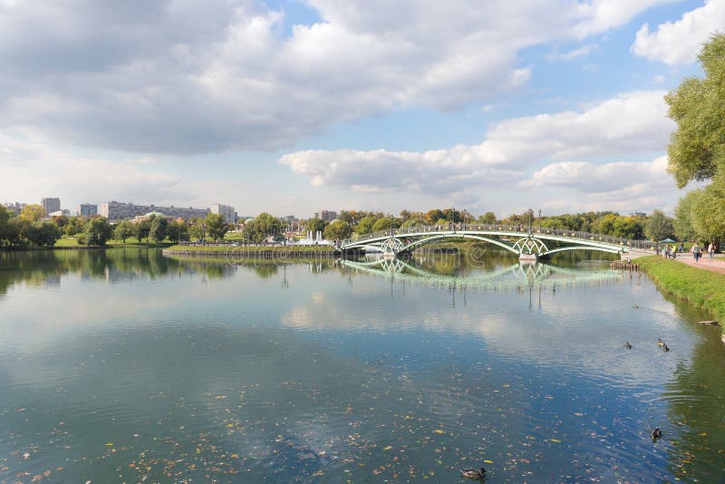 Boogbrug in Tsaritsyno stock afbeelding. Image of zomer - 77413125