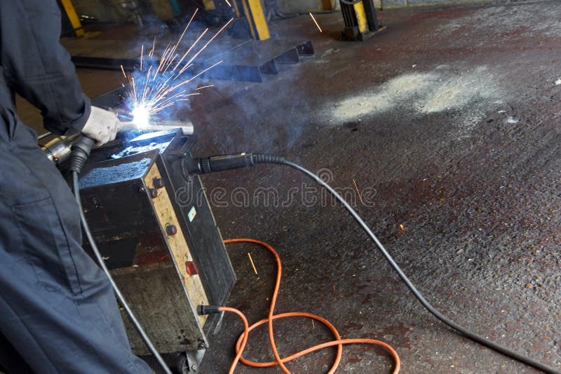 Booglassen stock afbeelding. Image of lassen, smelting - 54202127