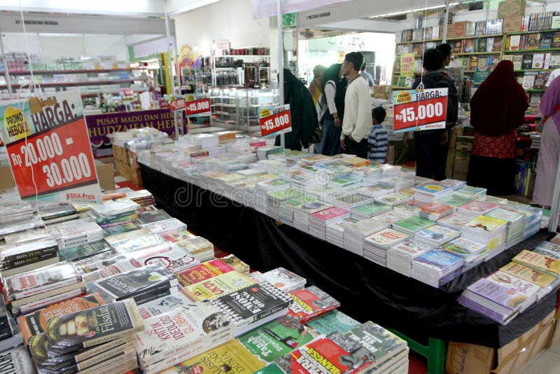 Book bazaar editorial stock image. Image of center, book - 69411734