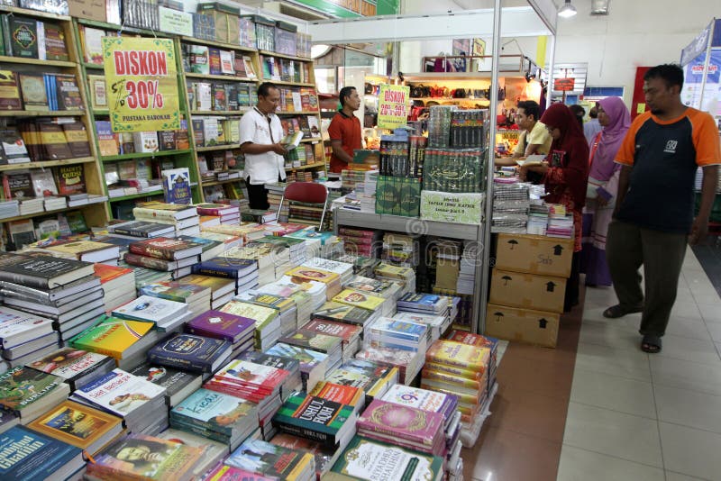 Book bazaar editorial stock photo. Image of center, visitors - 69411603
