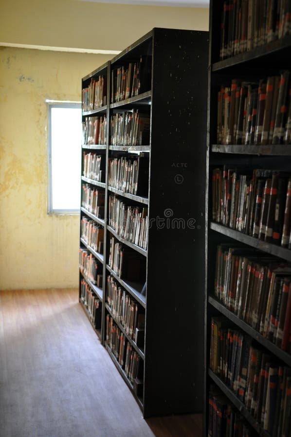 674 Empty Library Shelves Stock Photos - Free & Royalty-Free Stock ...