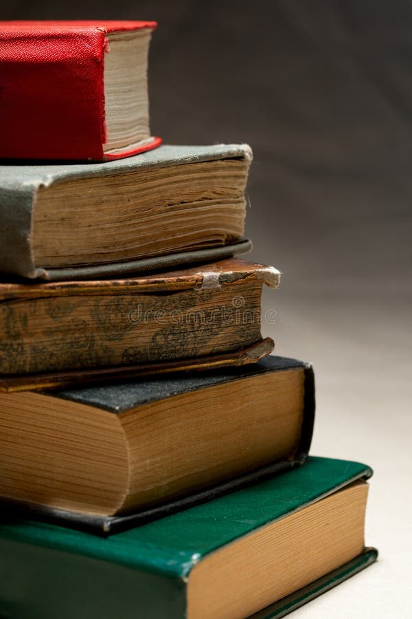 Hög av gamla böcker fotografering för bildbyråer. Bild av ordbok - 33512517