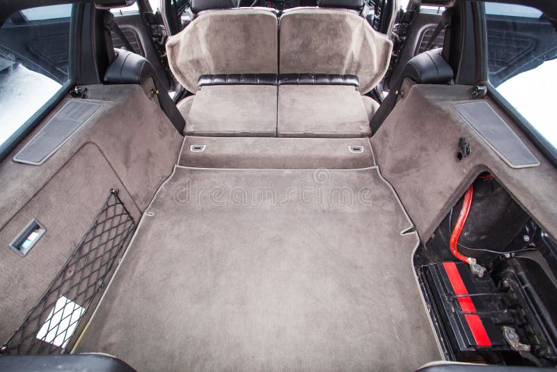 Boomstam Van Een Oude Retro Auto Met Schroot Stock Afbeelding - Image ...