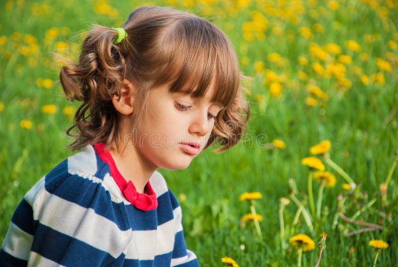 Boos Kind Die Moeder Het Dwingen Negeren Aan Zetel in De Zetel Van De ...