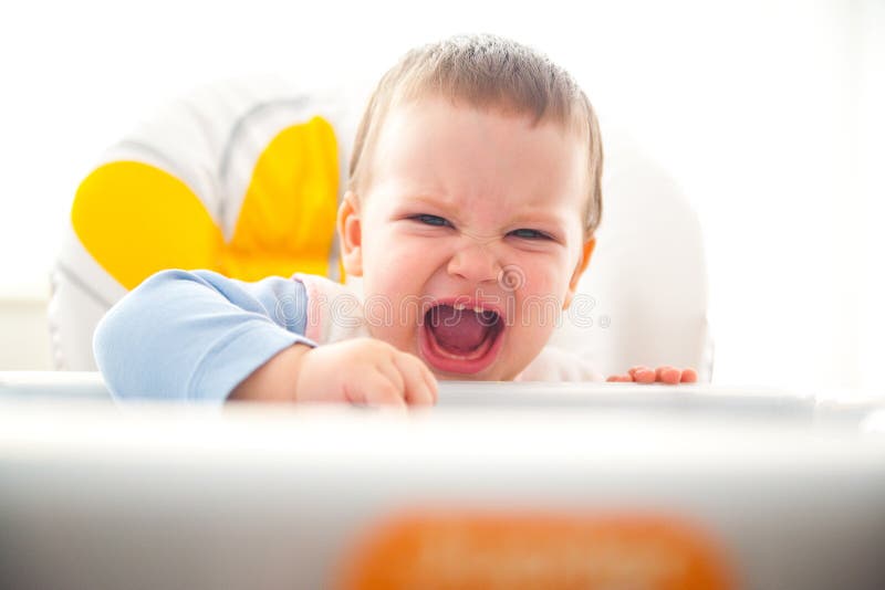 Boos kind dat hongerig is stock foto. Image of kinderjaren - 19892842