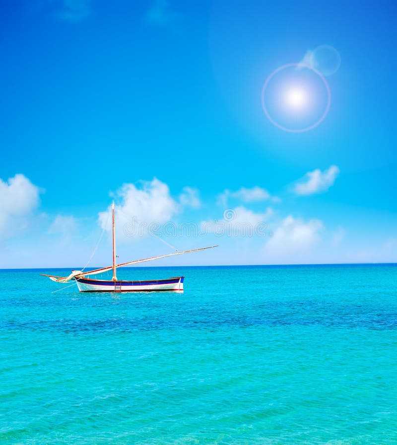 Boot allein im blauen Meer stockfoto. Bild von wind, ozean - 91597518