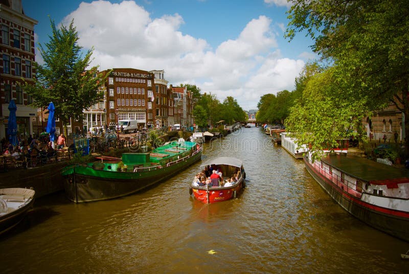 Boot in Amsterdam redaktionelles stockfoto. Bild von leute - 89865003