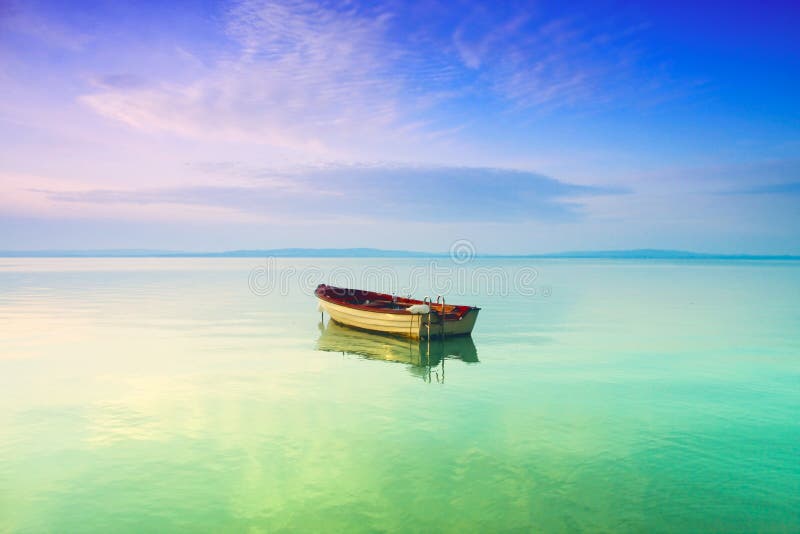 Boot auf dem See am Morgen stockfoto. Bild von alleine - 14225500
