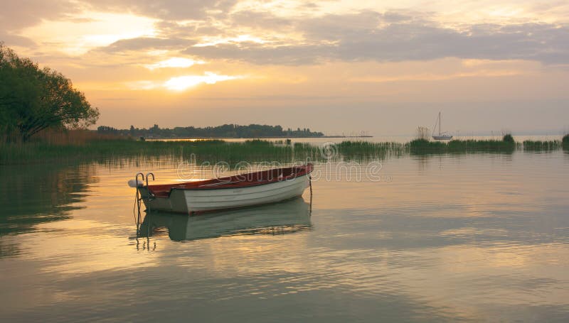 Boot auf dem See am Morgen stockfoto. Bild von alleine - 14225500