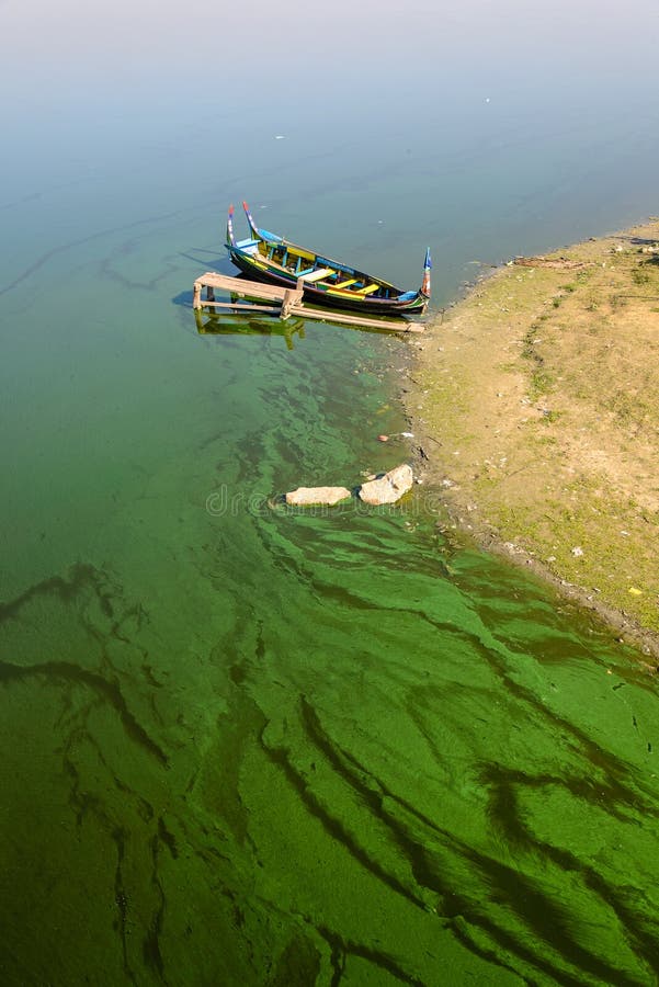 Boot auf Taung Tha Man See stockfoto. Bild von ansicht - 70960474