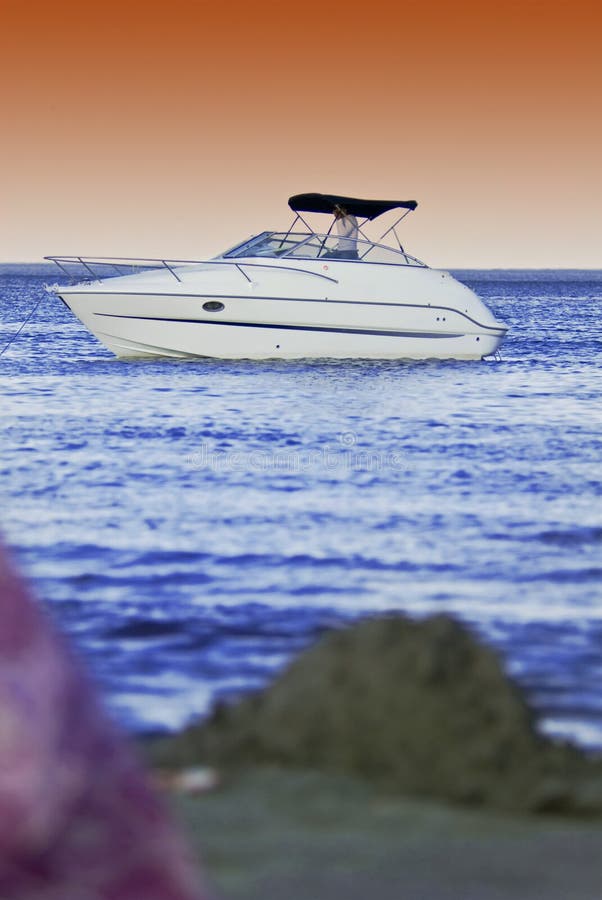 Boot auf Wasser stockfoto. Bild von wasser, reisen, sonnenuntergang ...