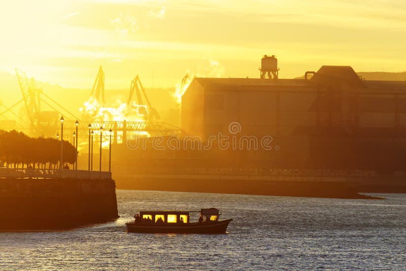 Boot Die Mensen Vervoeren Bij Zonsopgang Stock Afbeelding - Image of ...