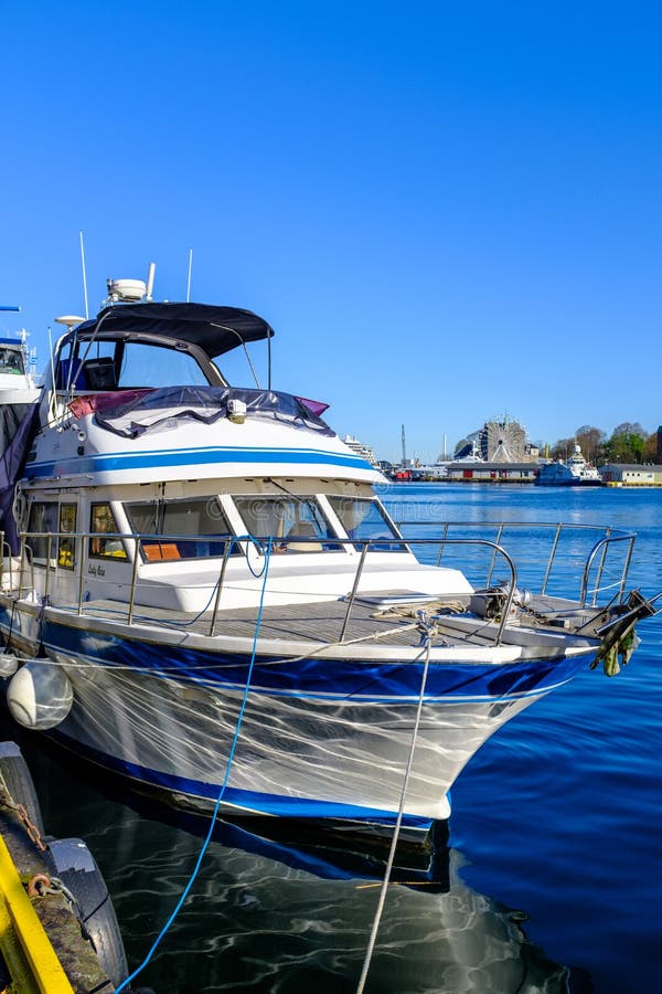 Een Boot In Een Haven Met Een Standbeeld Van Een Varende Boot In ...