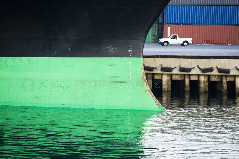 Boot en Pick-up bij Dokken stock afbeelding. Image of meer - 9986073