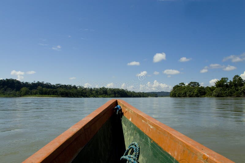 Houten Lang-staartboot Die in Tropisch Regenwoud Op Rivierkwai Varen ...